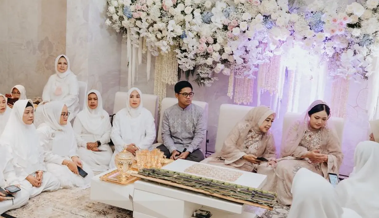 Potret Suasana Pengajian Kediaman Erina Gudono Jelang Menikah - Photo Fimela.com