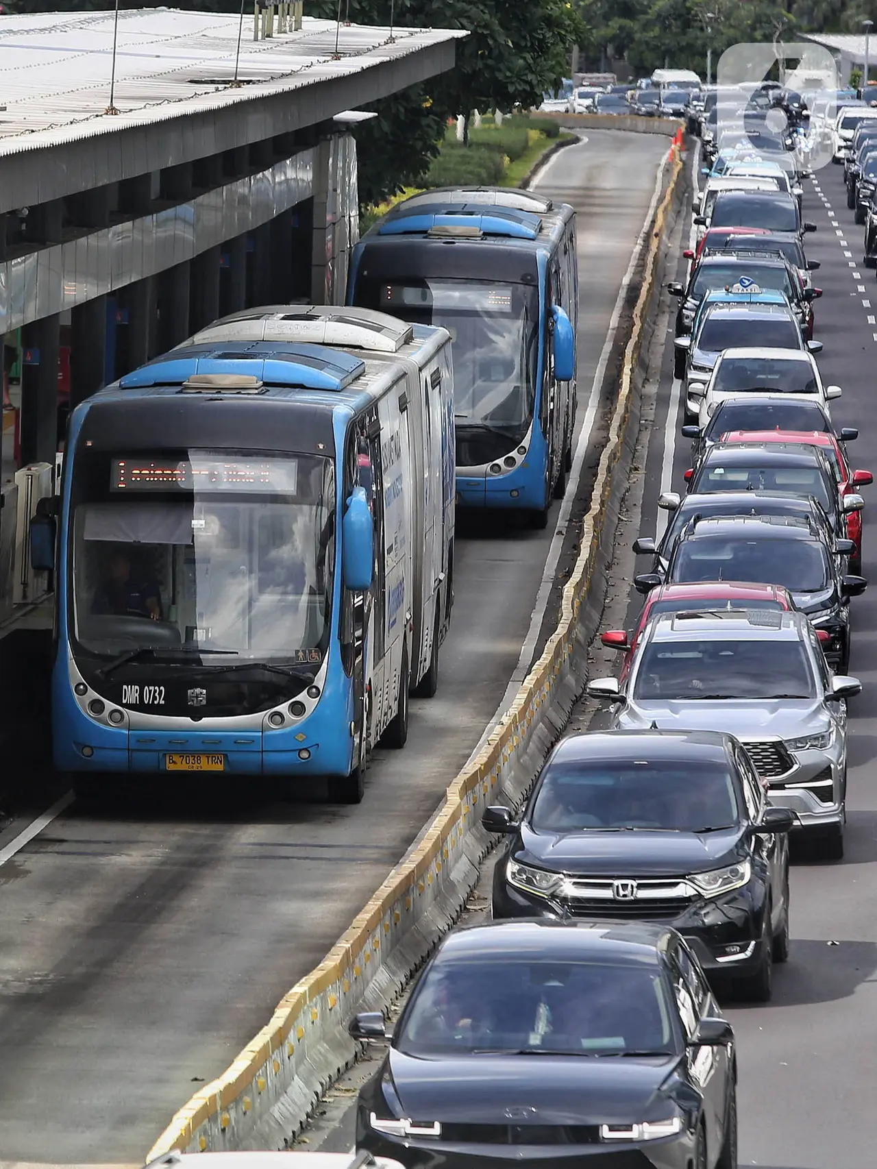 Imbas Demo di DPR, Sejumlah Rute Transjakarta Koridor 9 Dialihkan - News Liputan6.com