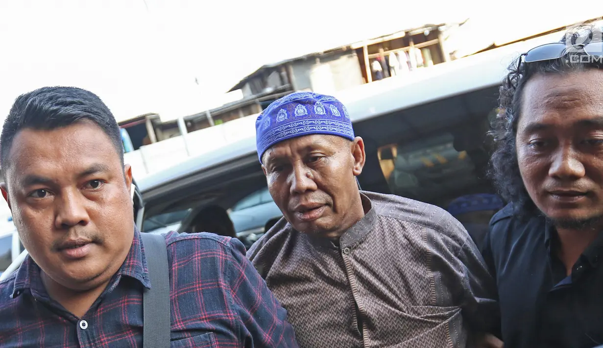 FOTO: Abah Grandong Si Pemakan Kucing Menyerahkan Diri - Foto Liputan6.com