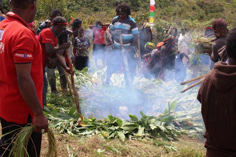 Menyaksikan Uniknya Upacara Bakar Batu di Tanah Papua - Lifestyle ...