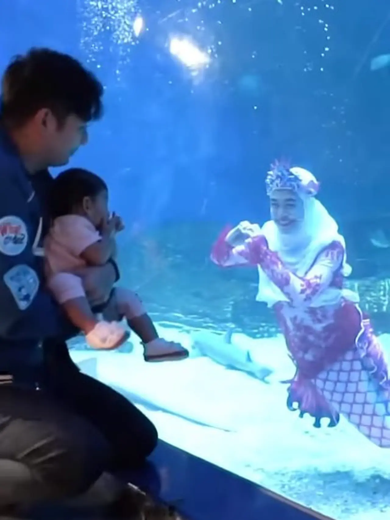 Momen Lucu Ria Ricis Jadi Mermaid di Akuarium, Nabrak Ikan Hiu