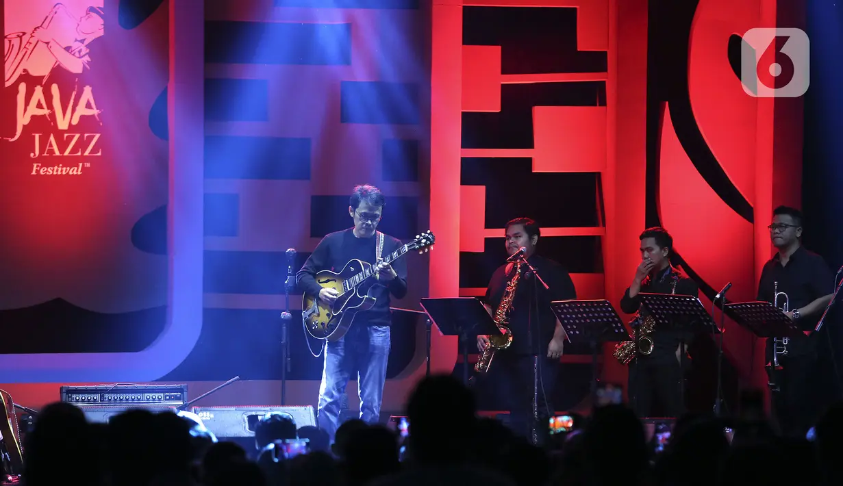 FOTO: Aksi Tohpati di Panggung Java Jazz Festival 2022 - Foto Liputan6.com