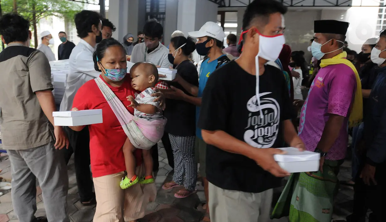 FOTO: Antrean Warga Dapatkan Takjil di Masjid Wihdatul Ummah Depok ...