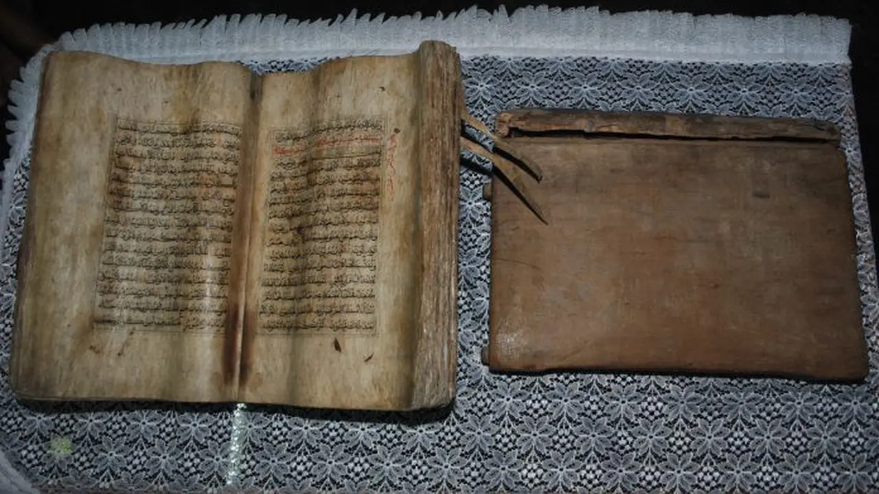 Al-Qur'an Kulit Kayu, Jejak Awal Penyebaran Islam di Alor - Islami ...