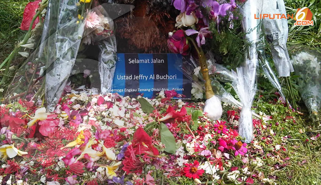 Lokasi Kecelakaan Ustadz Jeffry Penuh Doa dan Bunga - Foto Liputan6.com