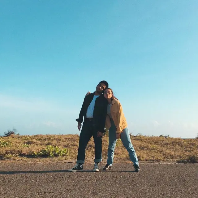 Lirik Lagu Terbenam dari Biru Baru, Duo Ethnic Art Pop asal Tangerang ...