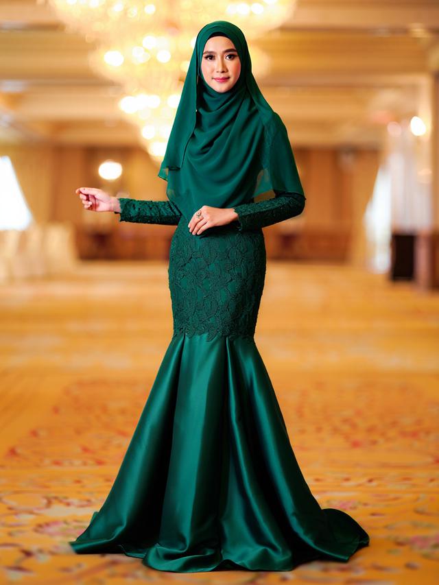 9 Model Gamis Brokat Modern Kombinasi Kain Satin Silk yang Elegan ...