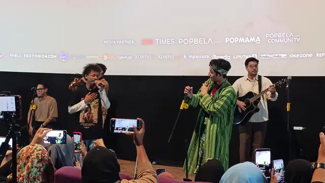 Gala Premiere Film Komang Dihadiri Raim Laode dan Istri, Siap Tayang di ...