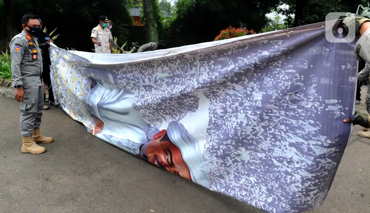 FOTO: Petugas Gabungan Turunkan Baliho Habib Rizieq di Bogor - Foto ...