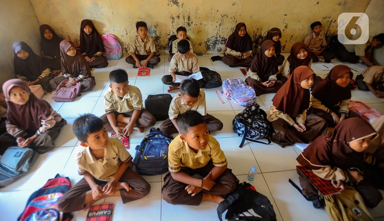 Murid SDN Cidokom 02 Bogor Semangat Belajar Meski Tanpa Meja dan Kursi ...