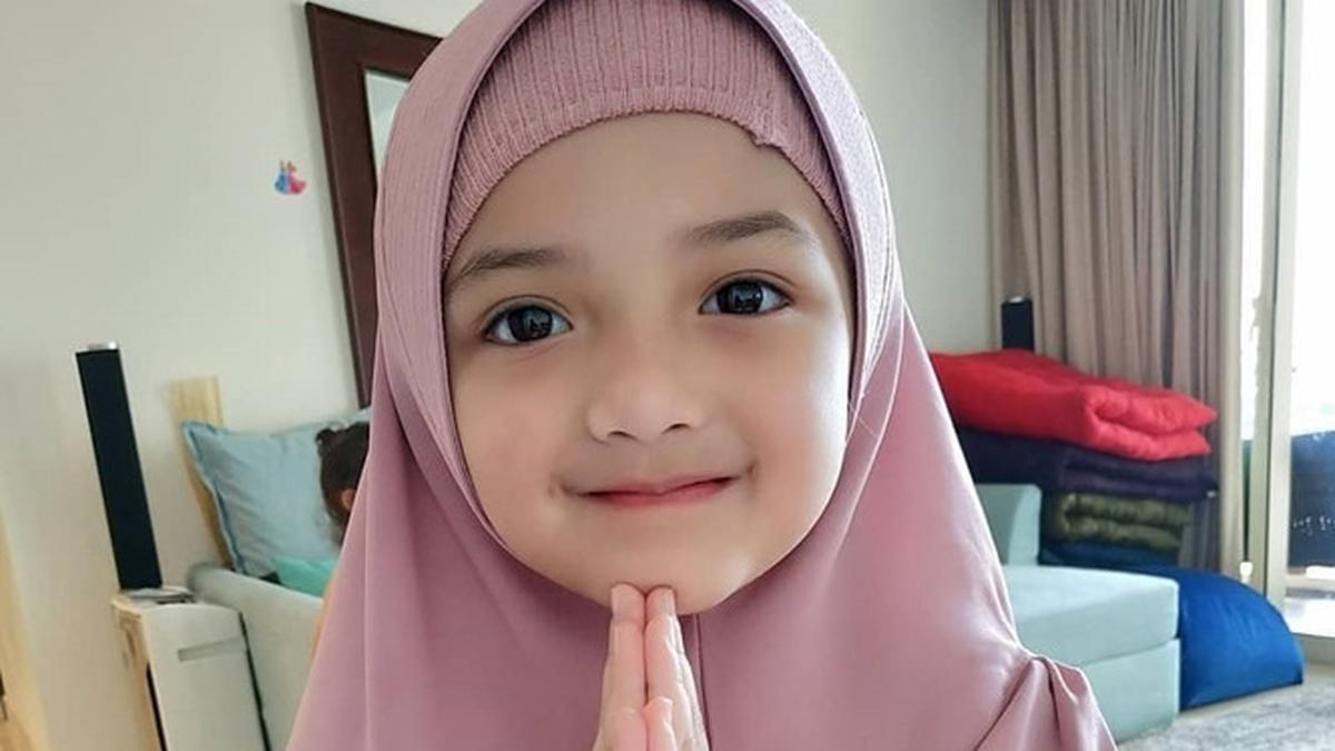 6 Potret Arsy Hermansyah Pakai Jilbab, Cantik dan Menggemaskan - Hot Liputan6.com