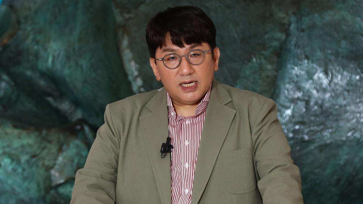 Bos HYBE Bang Si Hyuk Terlibat Skandal, Diduga Berlibur dengan 2 ...