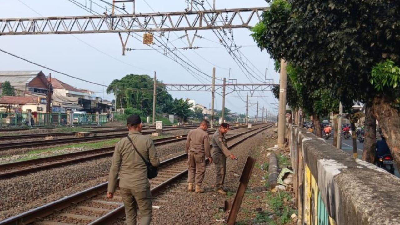 Satpol PP Jaktim Tutup Akses Liar Rel Kereta Api di Wilayah Jatinegara