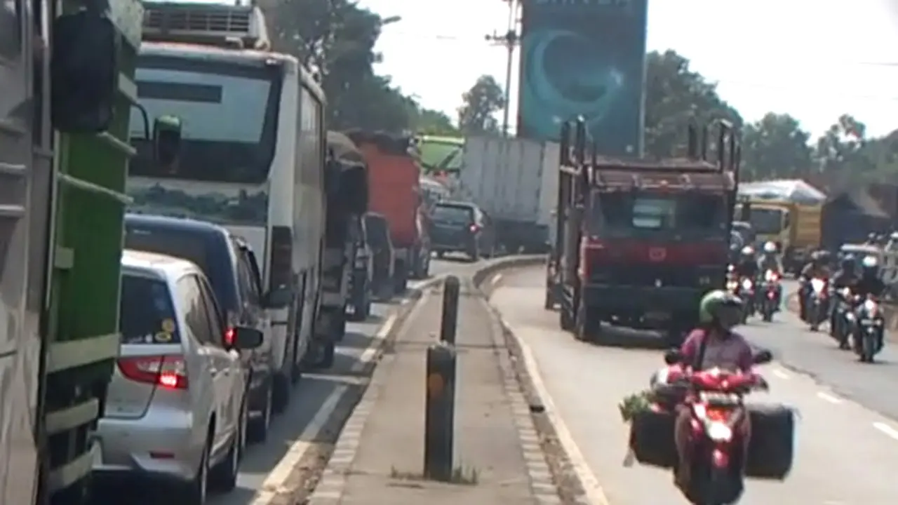 Perbaikan Jalan, Jalur Pantura Macet Hingga 8 km - Citizen6 Liputan6.com