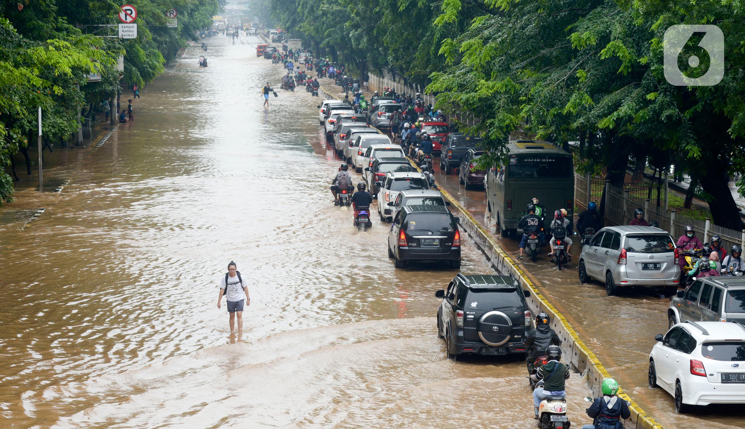 FOTO: Banjir Bikin Macet Jalan Perintis Kemerdekaan