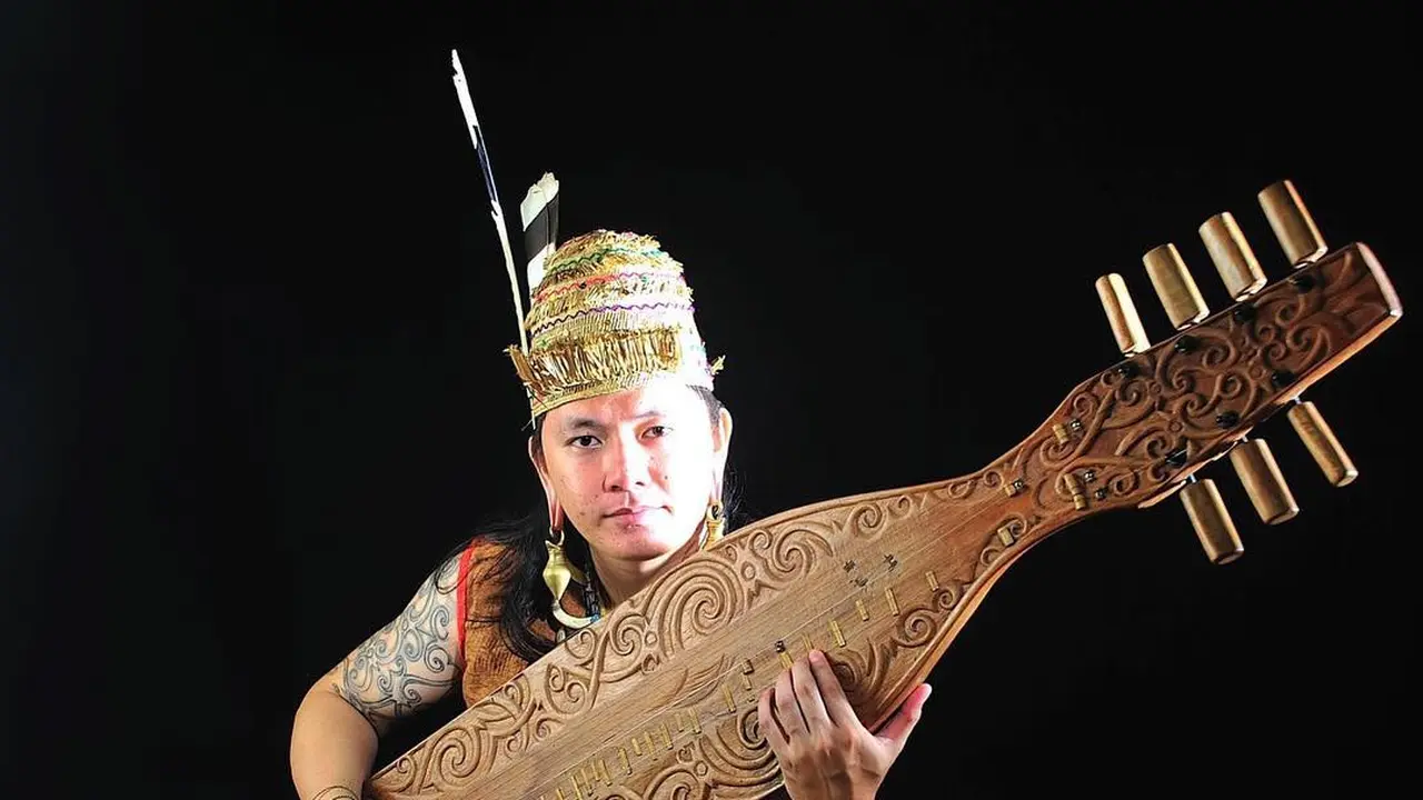 Mengenal Sape', Alat Musik Khas Dayak yang Dimainkan Atiqah Hasiolan ...