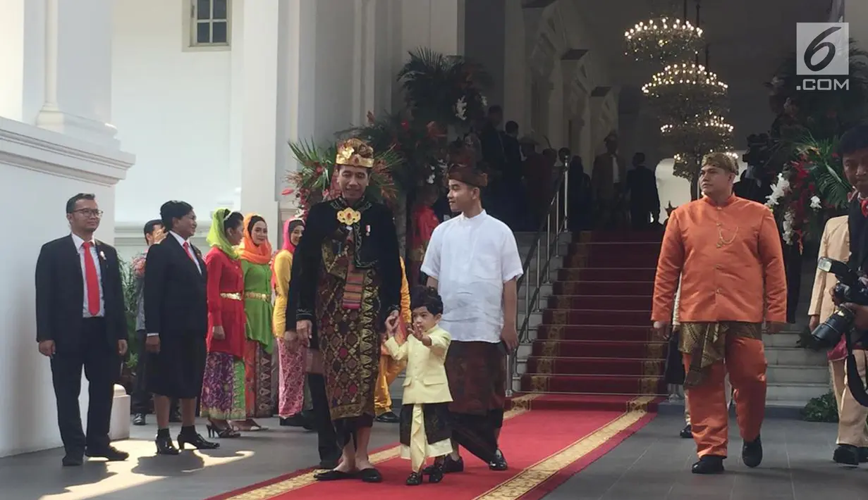 FOTO: Kenakan Baju Adat Bali, Jokowi Ajak Jan Ethes di HUT ke-74 RI - Foto Liputan6.com