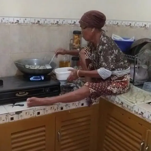 6 Potret Emak-Emak Masak Sambil Duduk Ini Santai Banget, Enggak Takut Gosong - Hot Liputan6.com