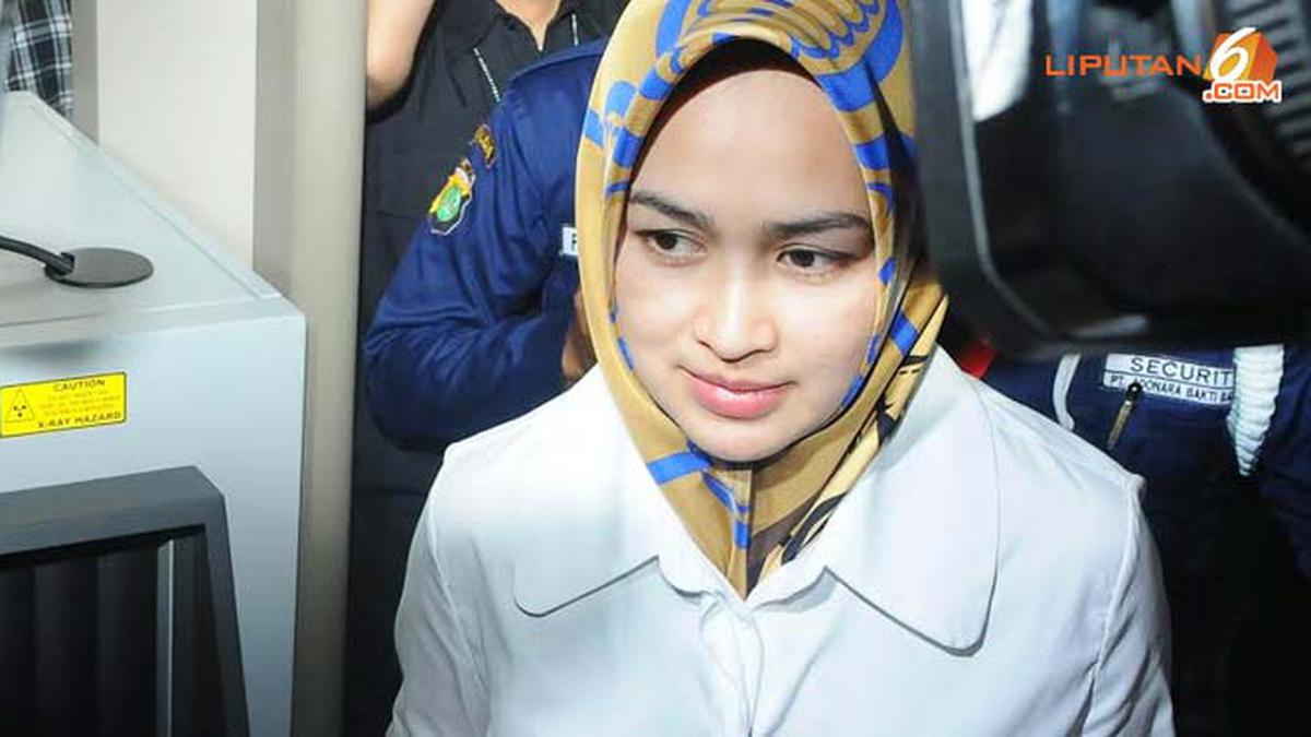 Tak Seperti Biasa, Airin Hanya Sebentar Jenguk Wawan - News Liputan6.com