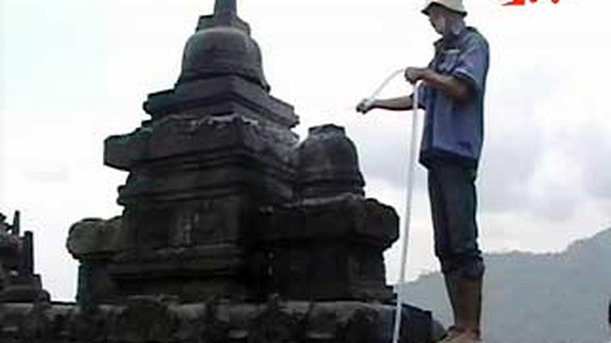 Abu Merapi Rusak Candi Borobudur