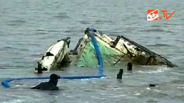 Kapal Nelayan Tenggelam Dihantam Ombak - News Liputan6.com
