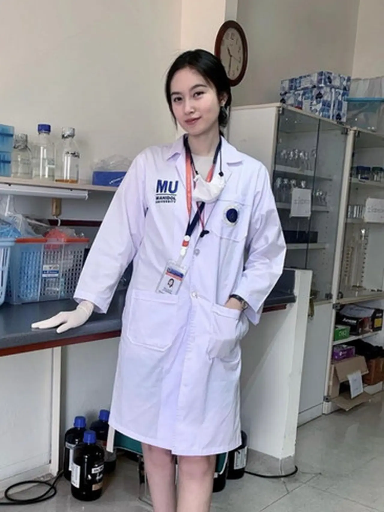 6 Foto Nong Poy Si Transgender Cantik Saat Jadi Ilmuwan - Global ...