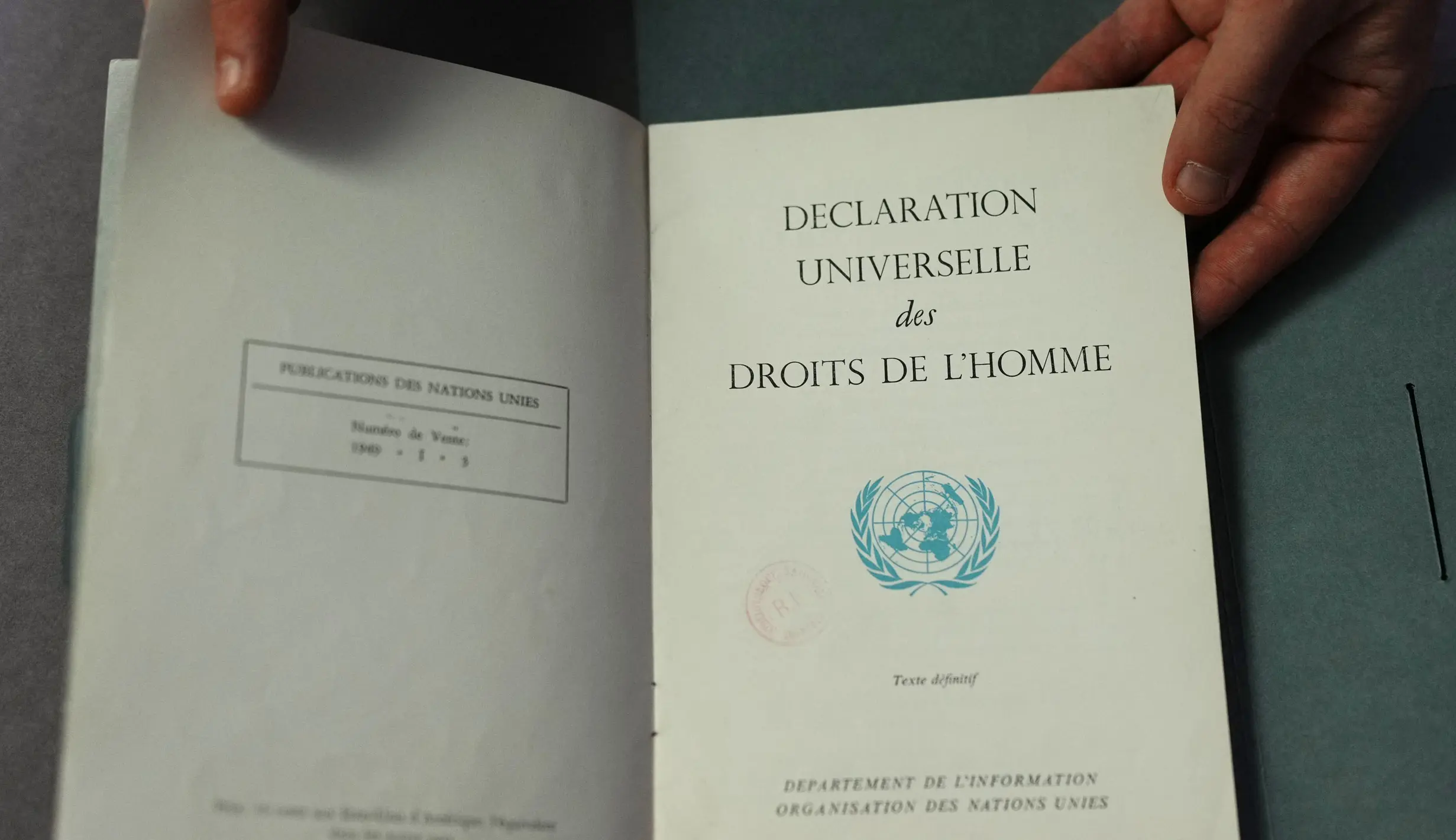 Melihat Dokumen Asli Deklarasi Universal Hak Asasi Manusia - Foto ...