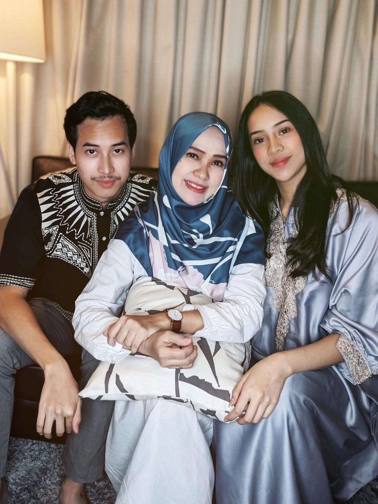 Potret Ibunda Anya Geraldine yang Jarang Terekspos, Sederhana dan Anggun dengan Hijab