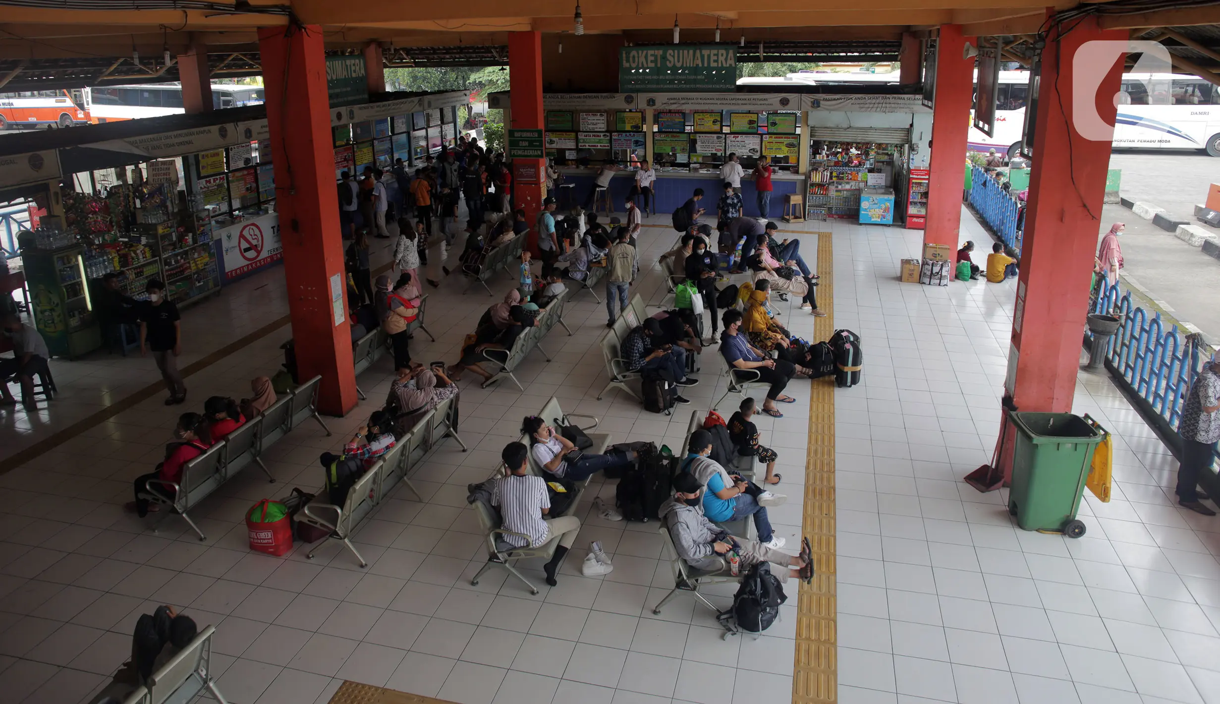 FOTO: Terminal Kampung Rambutan Kembali Beroperasi - Foto Liputan6.com