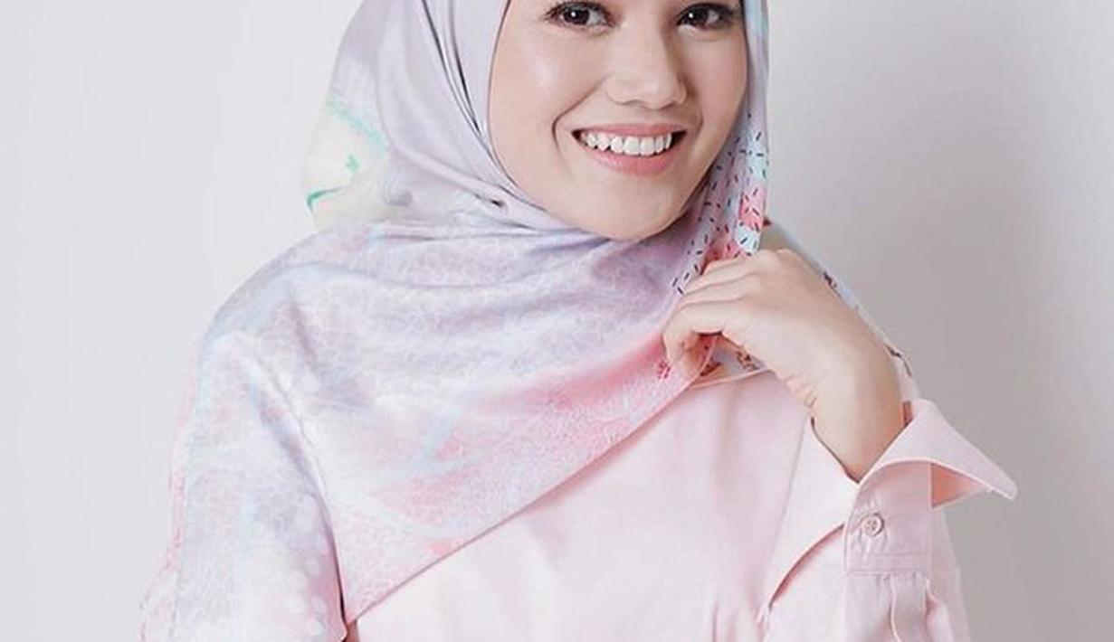 6 Hijab Artis Ini Laris Manis Jelang Lebaran 2018 - Photo Fimela.com