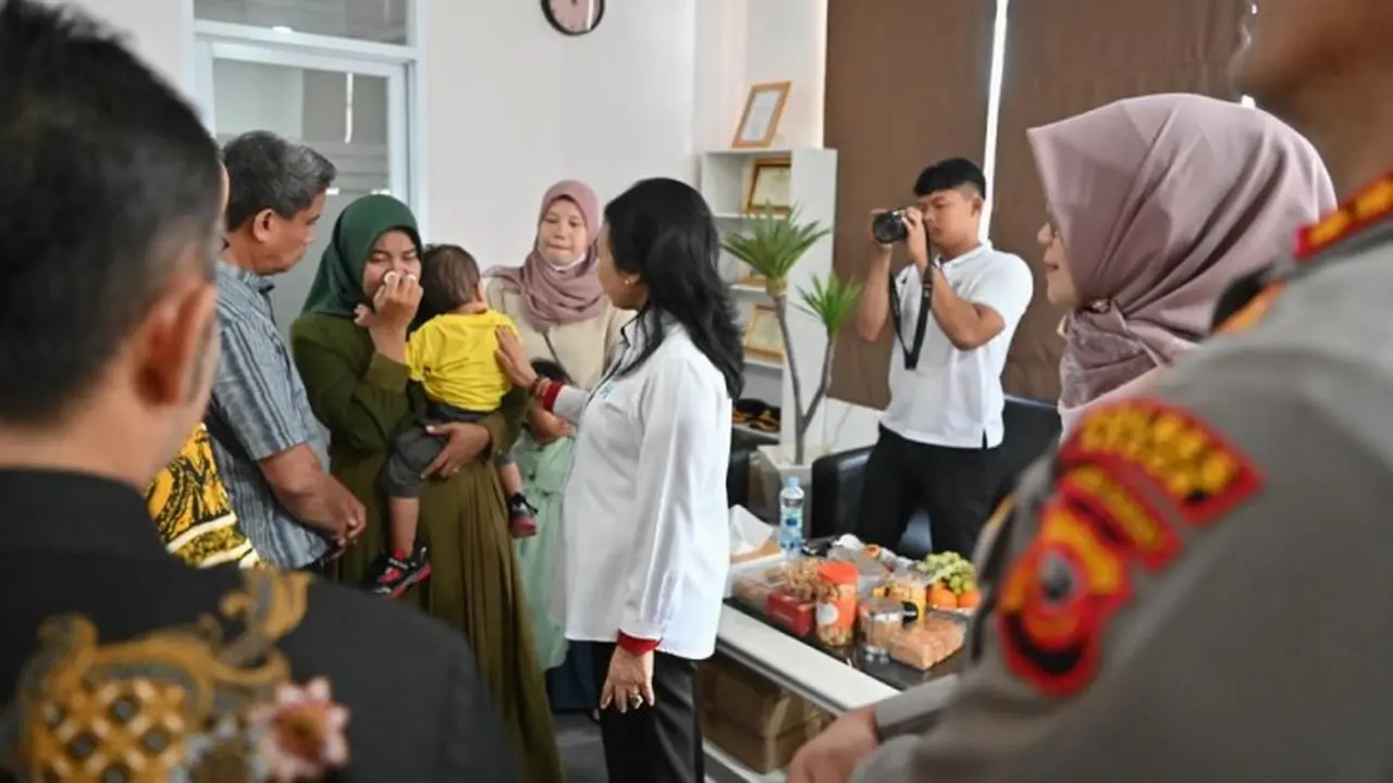 Tangis Haru Pecah, Bayi Tertukar di Bogor Resmi Diserahkan ke Orangtua Biologis - Health ...