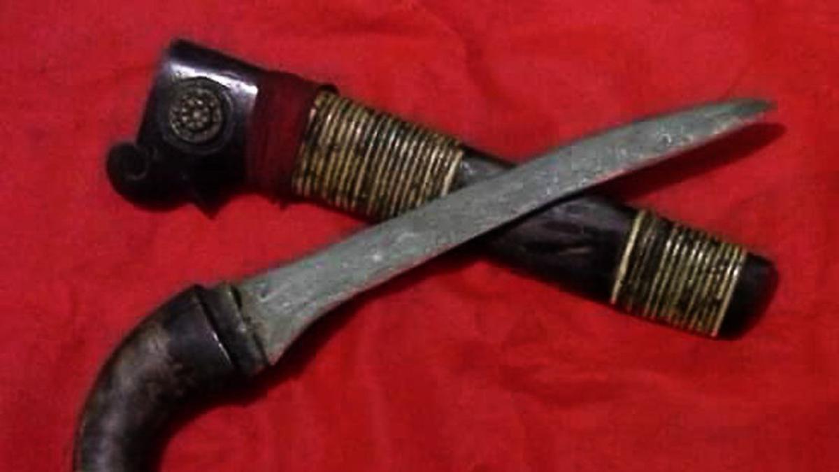 Tangan Gaib di Balik Pembuatan Badik Pusaka Raja Bone - Regional ...