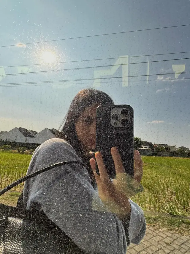 7 Potret Nurra Datau Pose Waktu Mirror Selfie Ini Selalu Tuai Sorotan ...