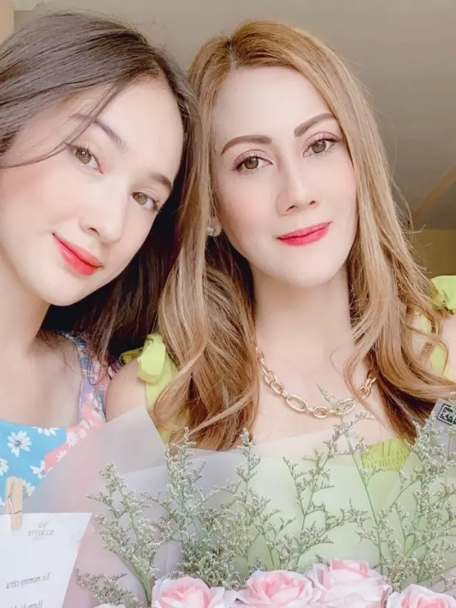 6 Potret Kebersamaan Laura Moane dan Ibunda, Bak Kakak Adik - Hot ...