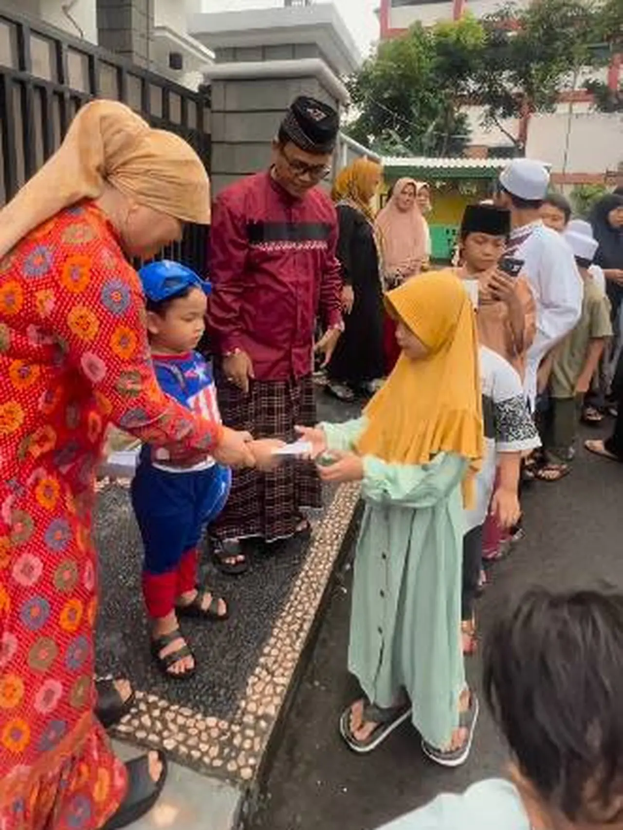 7 Momen Haji Faisal Bagi-Bagi Zakat, Gala Sky Cosplay Jadi Superhero ...