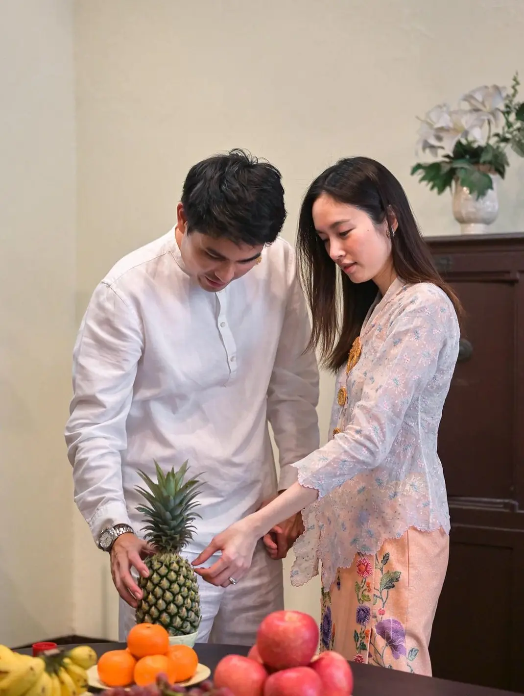 10 Potret Vibe Prewedding Mirip Betawi Peranakan Versi Transgender Nong Poy Pakai Kebaya Encim ...