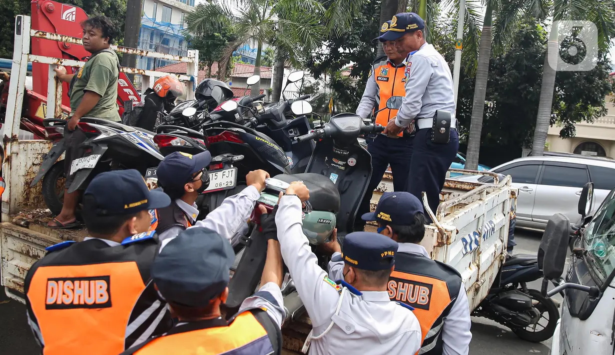 Puluhan Kendaraan Roda Dua Terjaring Operasi Penertiban Parkir Liar - Foto Liputan6.com