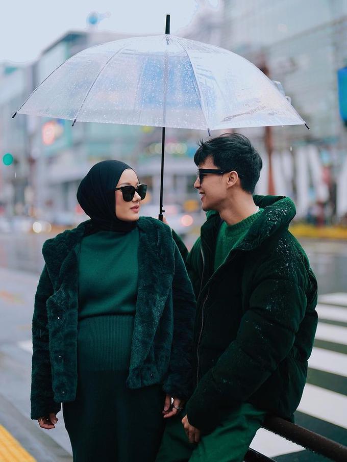 Potret Rey Mbayang dan Dinda Hauw yang Selalu Tampil Kompak, Outfitnya ...