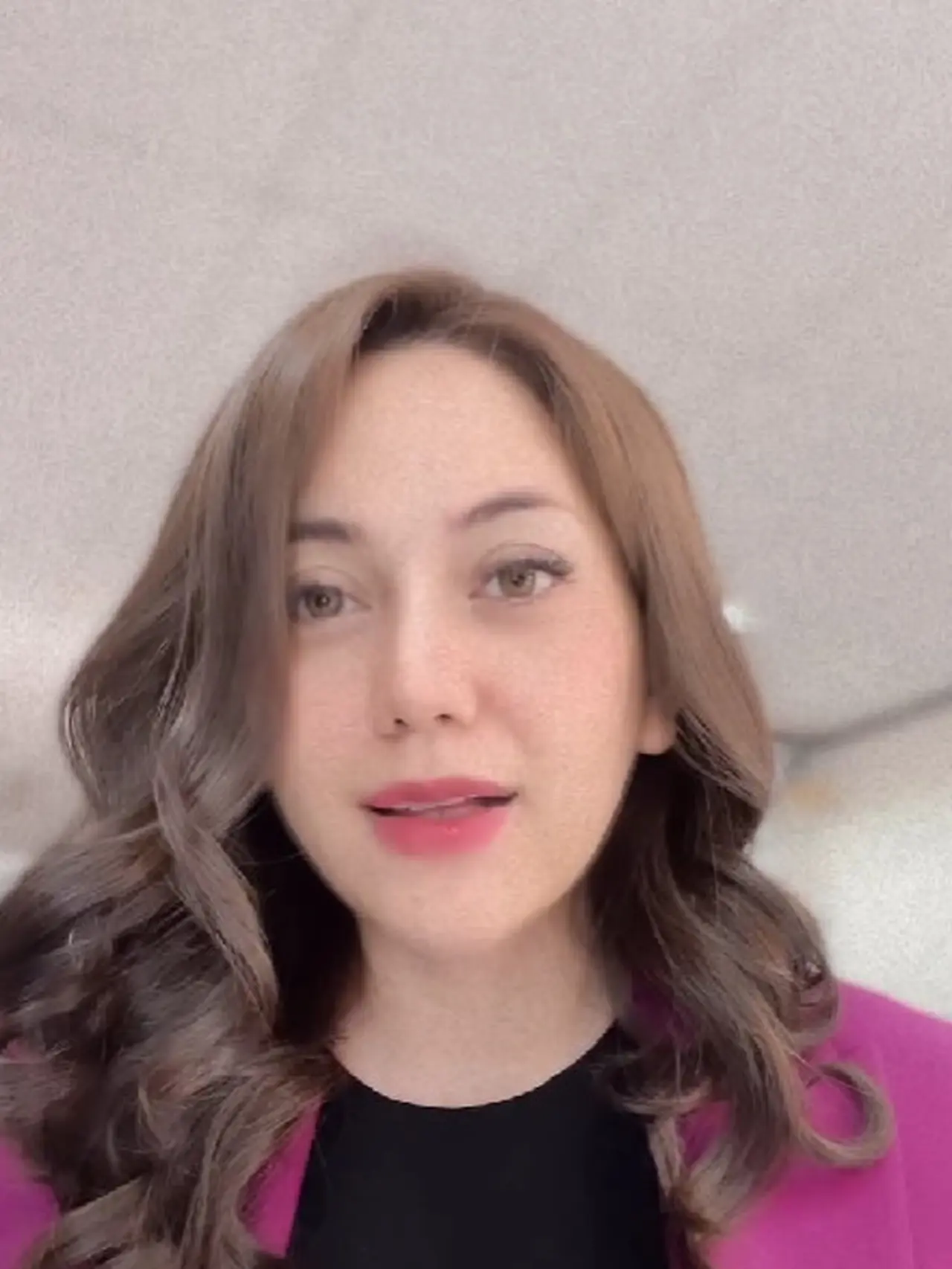 5 Potret Gaya Santai Liviana Cherlisa, Moderator Debat Cawapres Pemilu ...