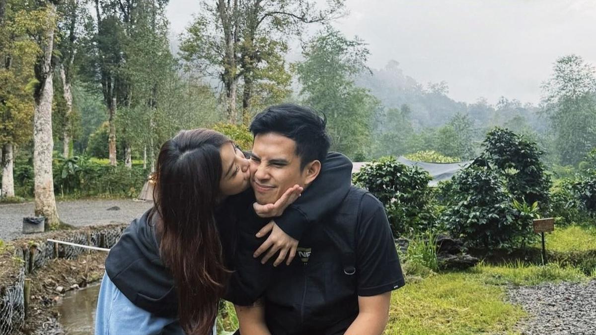 Potret Niko Al Hakim dan Regina Phoenix Camping di Ciwidey, Seru ...