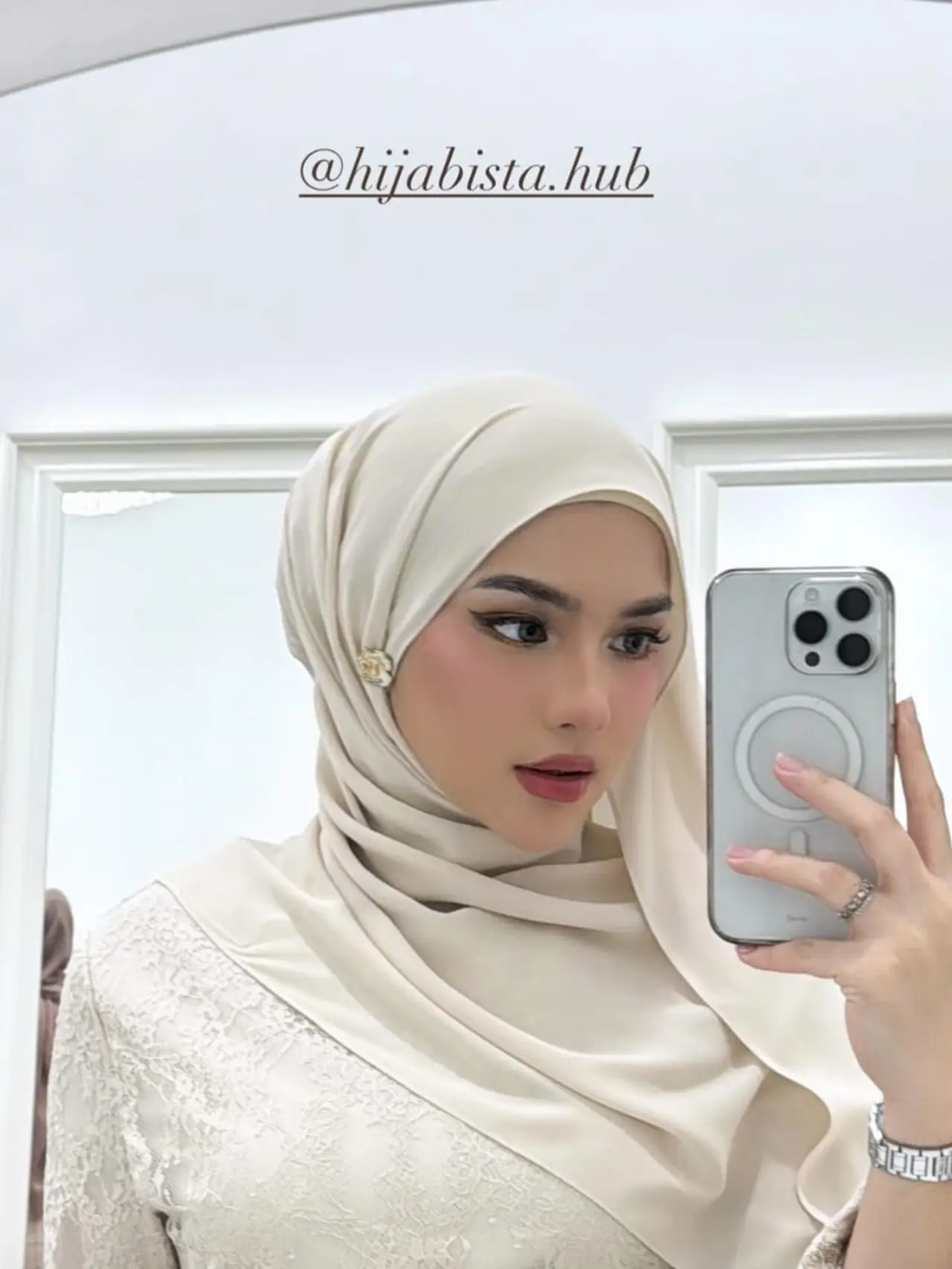 4 Pesona Davina Karamoy Kenakan Hijab dan Makeup Timur Tengah ...
