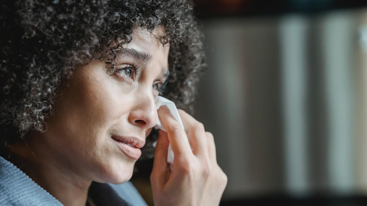 6 Cara Efektif Mengurangi Mata Sembab, Mudah Dilakukan di Rumah ...