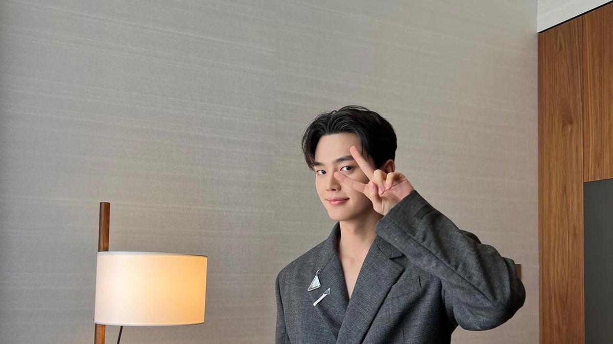 Song Kang Eksis di Show Prada, Dirumorkan Kencan dengan Han So Hee ...