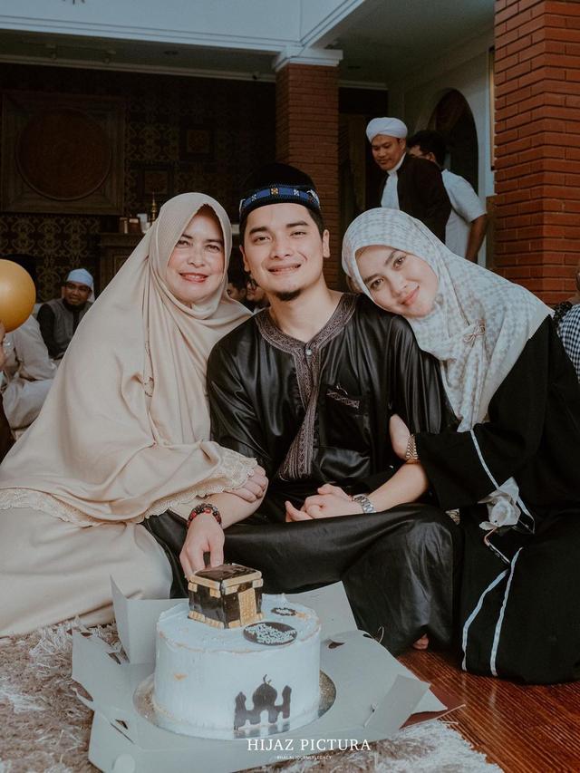 7 Potret Kompak Umi Yuni dan Alvin Faiz, Jenguk Yusuf hingga Umrah Bareng: Istri Pertama ...