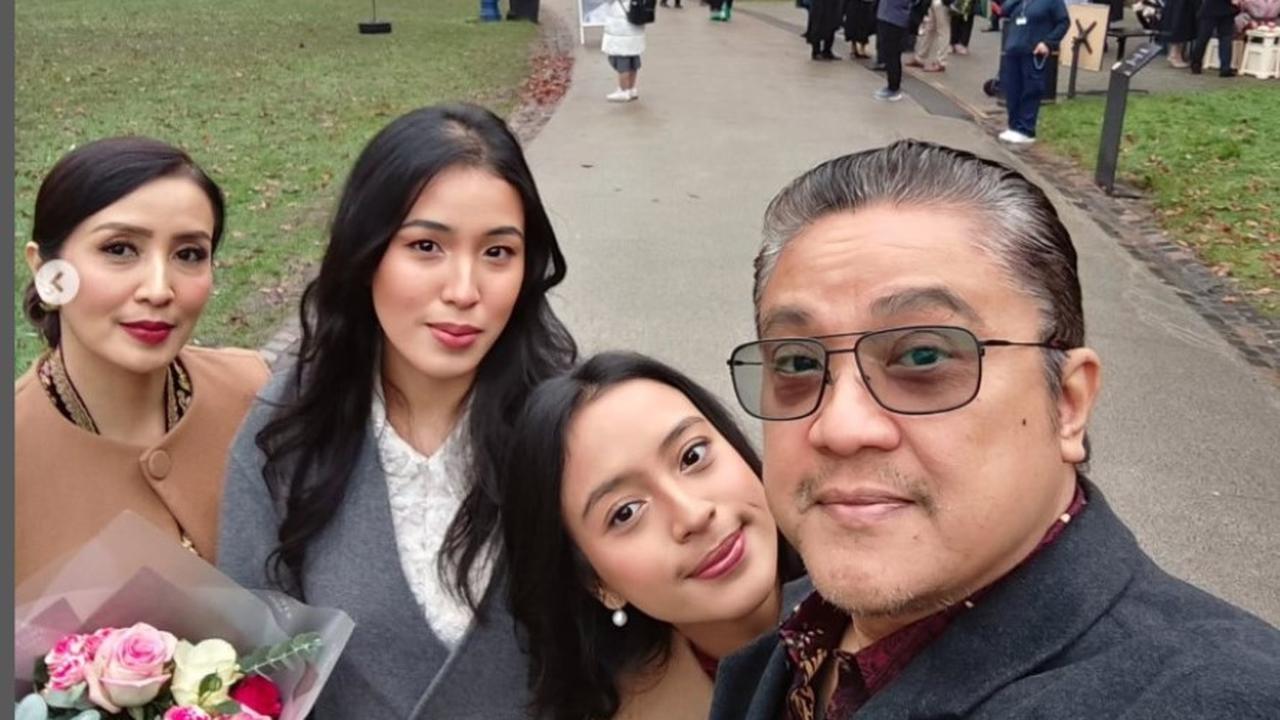 Dede Yusuf Dampingi Putrinya Wisuda di Birmingham, Gaya Simpel dan ...