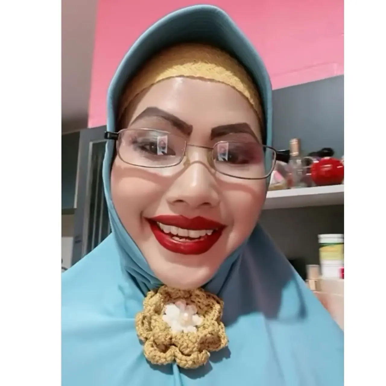 6 Potret Emak-Emak Pakai Bros Jilbab Bikin Geleng Kepala, Penampilannya Kocak - Hot Liputan6.com