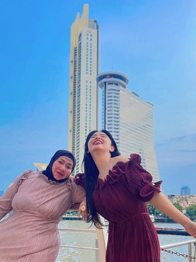 7 Potret Terbaru Dewi Perssik Pasca Oplas Mata, Wajah Bengkak Jadi Sorotan - Hot Liputan6.com