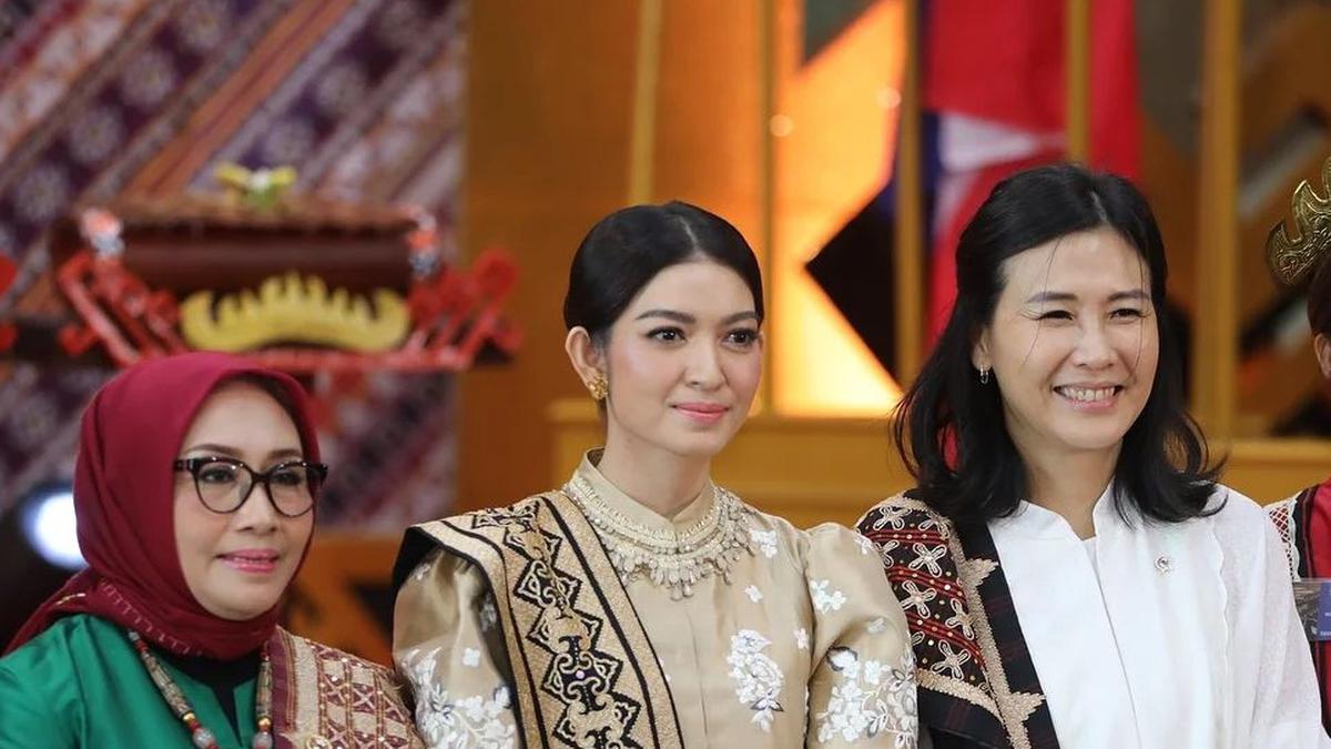 Gaya Serba Emas Selvi Ananda Hadiri Acara Amal, Curi Atensi Pakai Jam ...