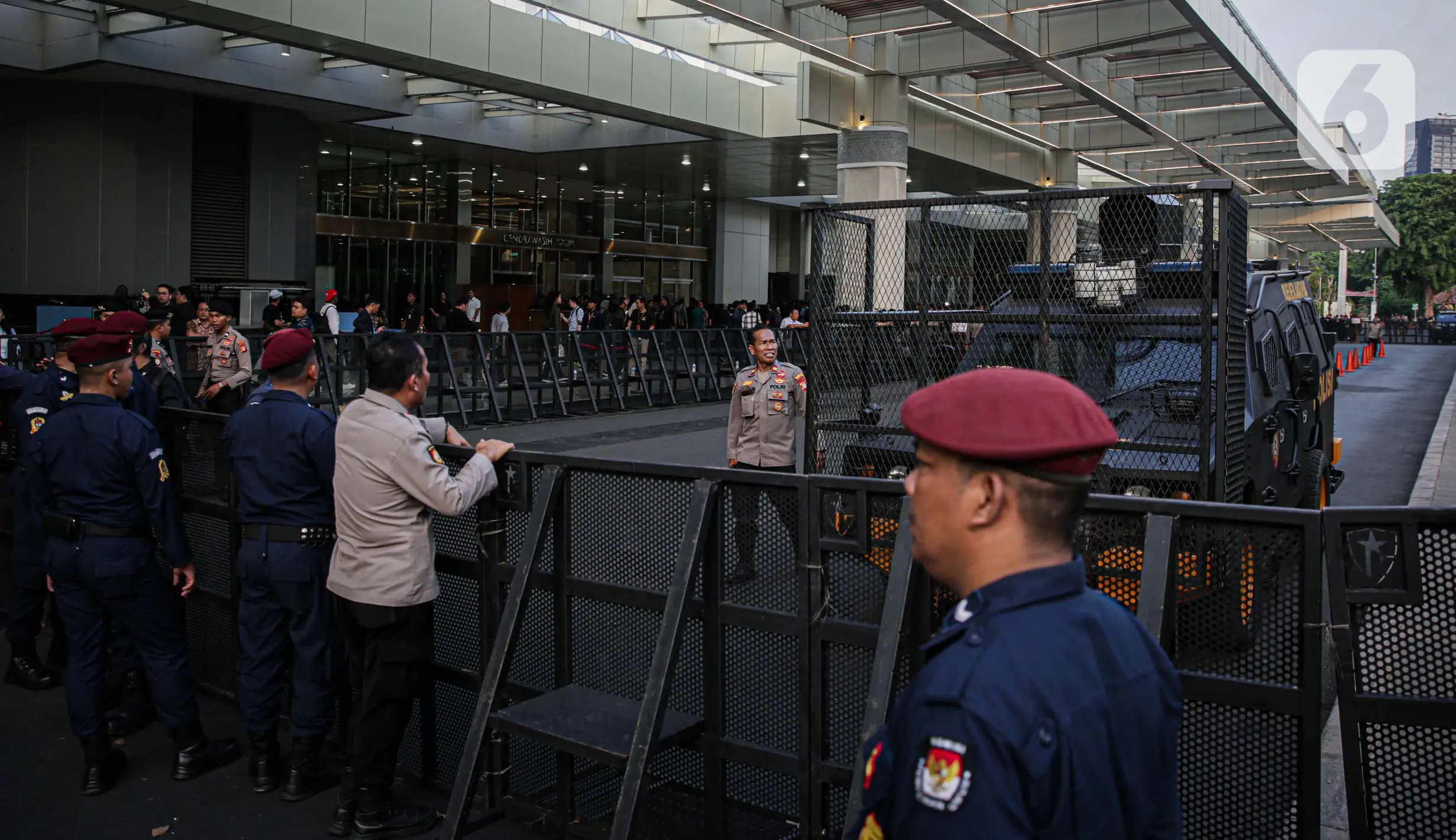Pengamanan Ketat Gedung Jakarta Convention Center Jelang Debat Cawapres Pemilu 2024 - Foto ...