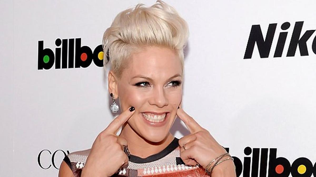 Kebahagiaan Pink Ketika Raih Penghargaan dari Billboard - ShowBiz ...